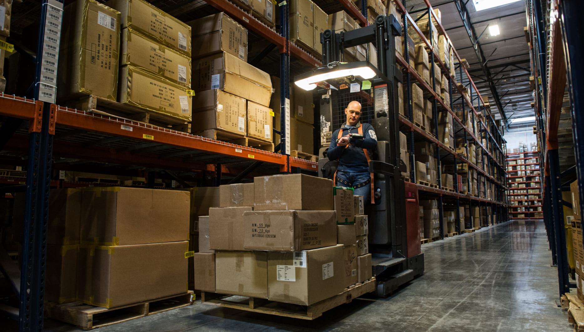 Fast Moving dan Slow Moving: Arti dan Perbedaannya dalam Stok