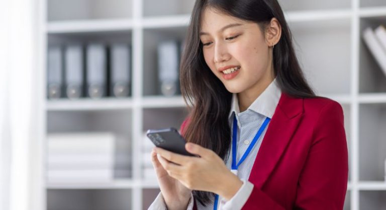 17 Aplikasi e Absensi Mobile Terbaik untuk Bisnis 2025