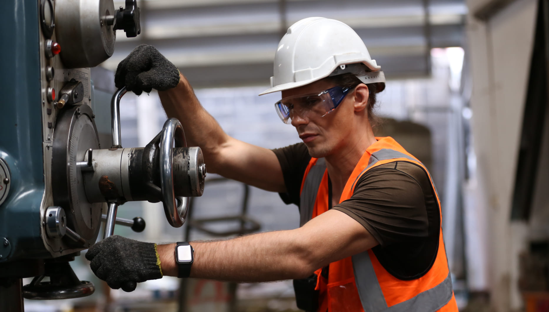 Proses dan Peran Penting Material Handling dalam Manufaktur